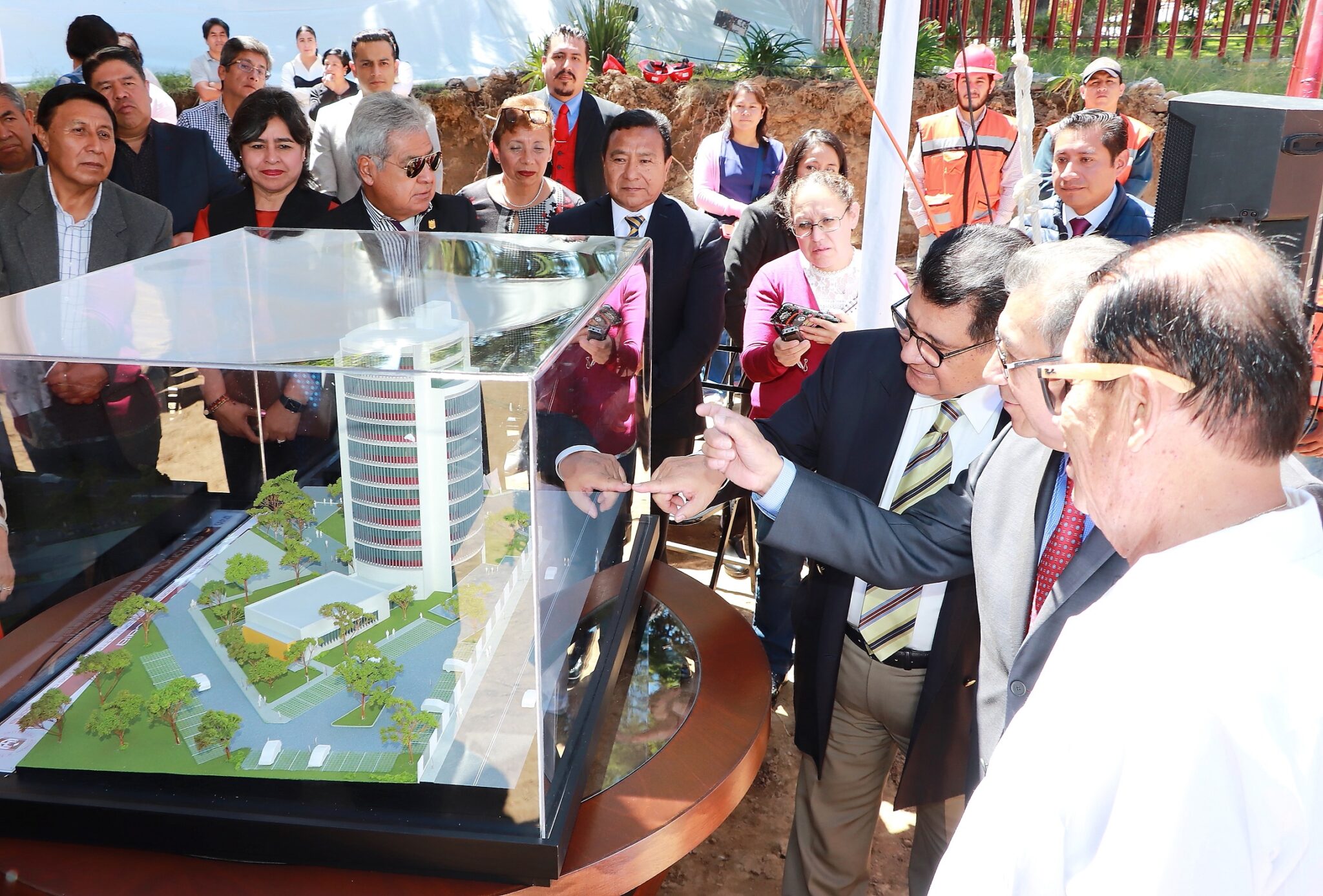 Colocan en la UATx primera piedra de la construcción de la torre de rectoría - Urbano